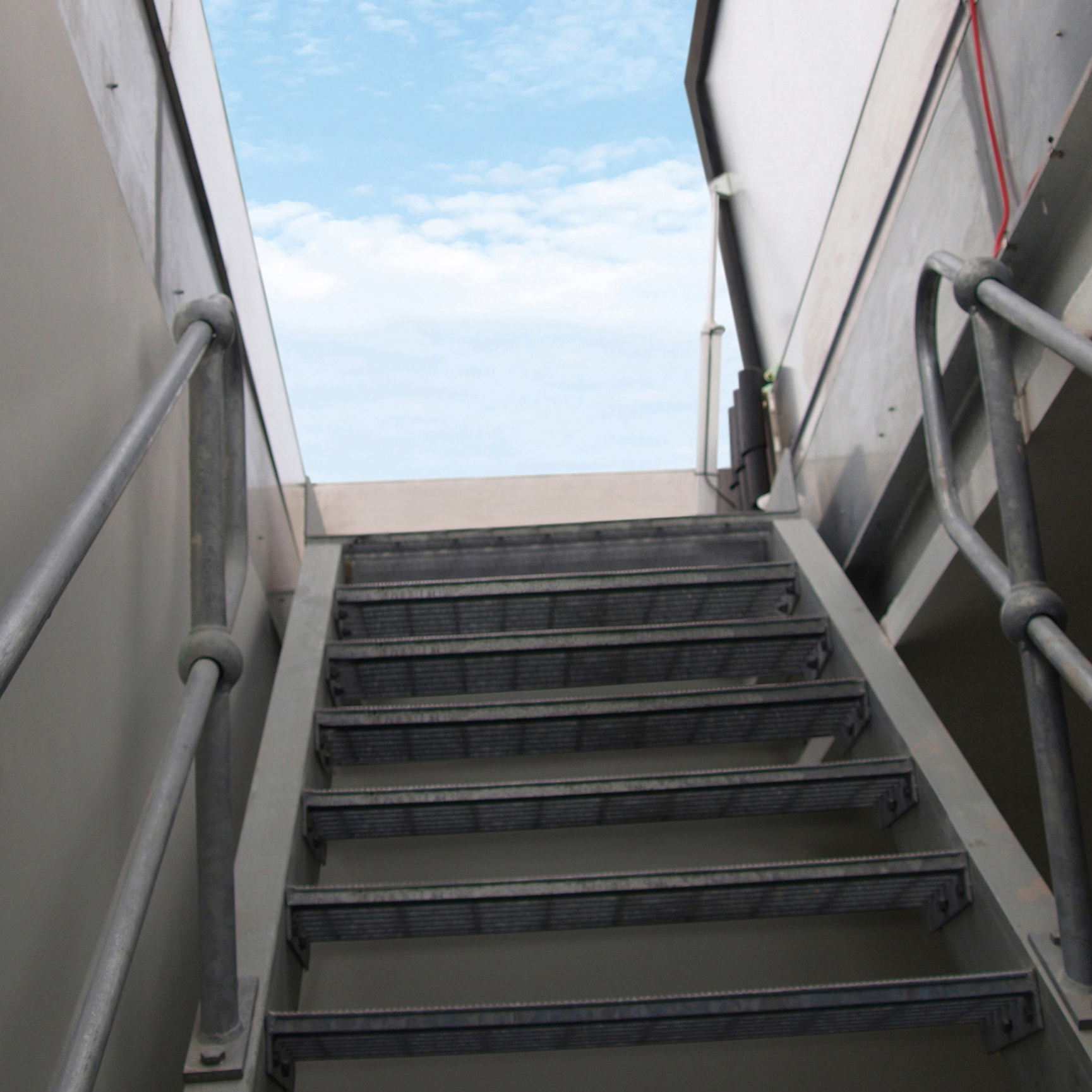 Choosing Ladders For Safe Rooftop Access