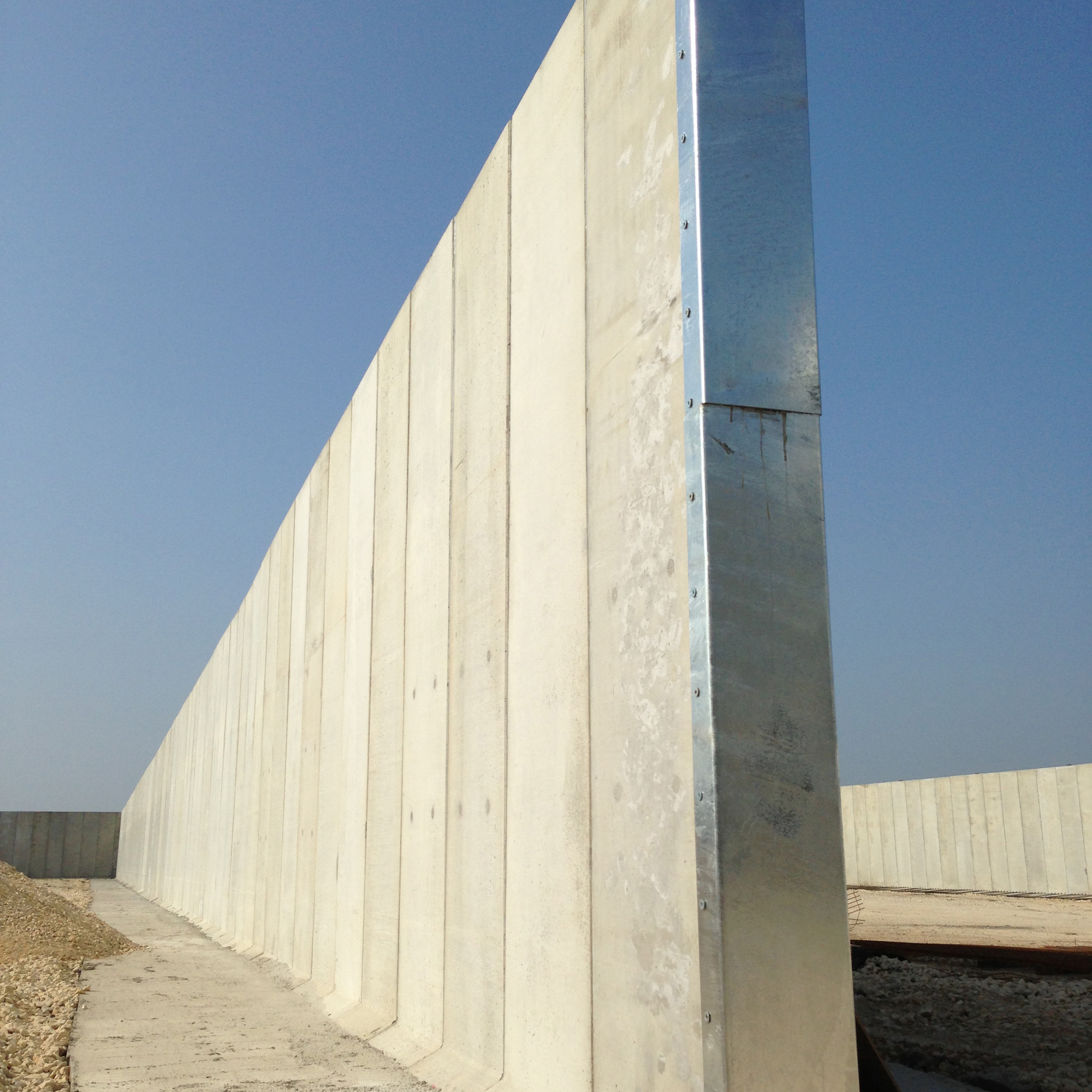 Shuttabloc retaining wall system