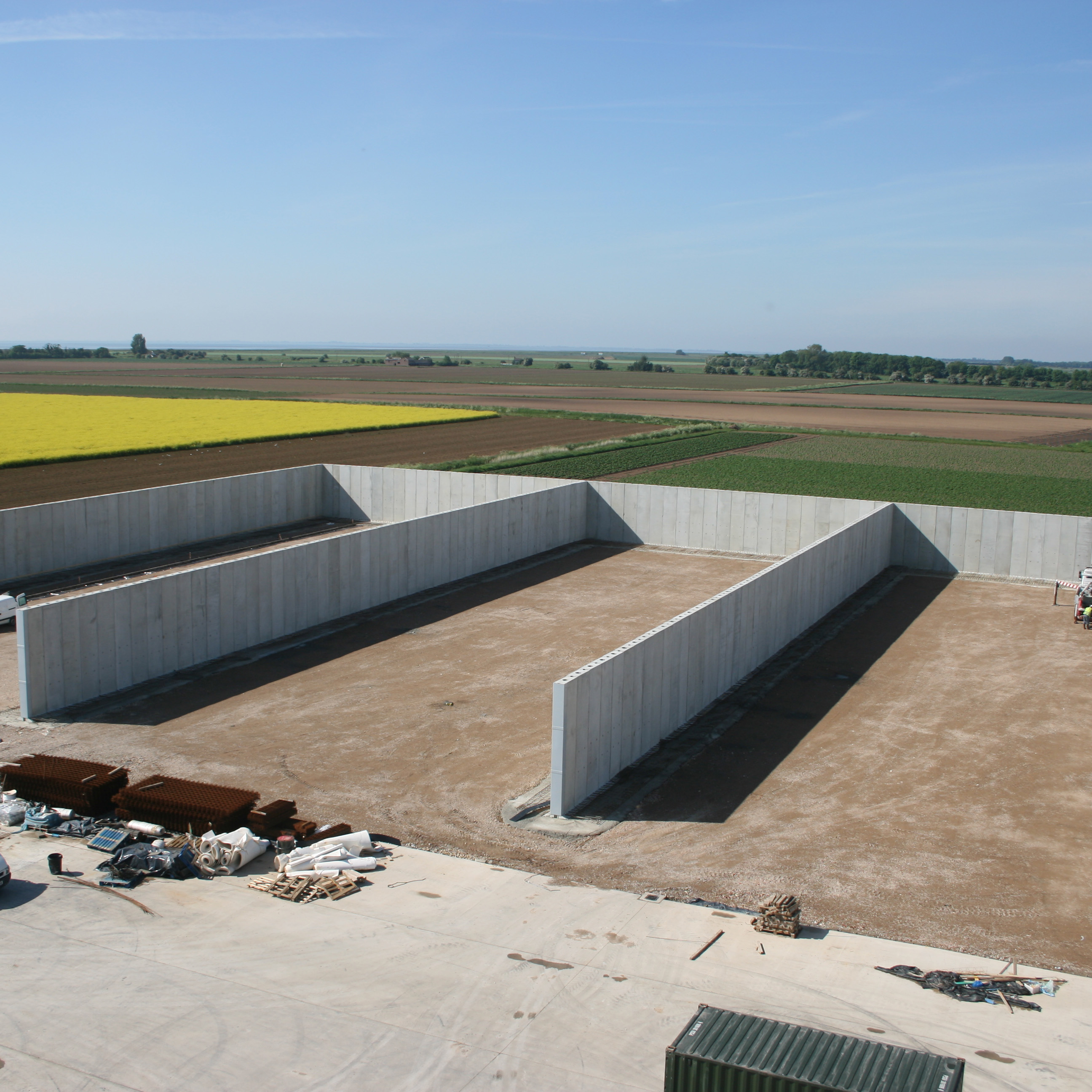 Shuttabloc retaining wall system